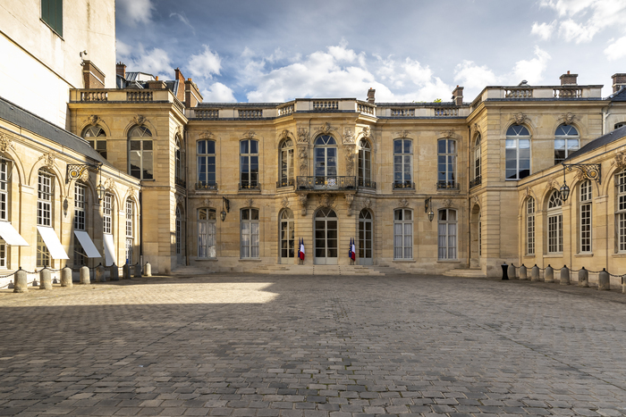 Visit of the Hôtel de Matignon: the courtyard, the Prime Minister’s ...