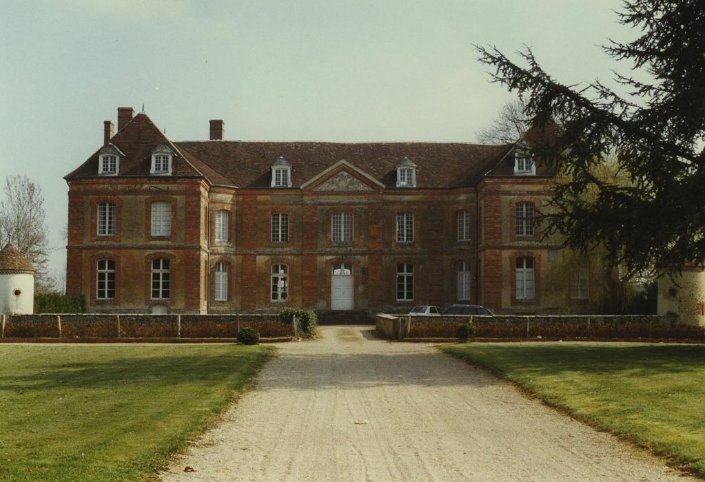 Visite des extérieurs du château de Dracy-sur-Ouanne