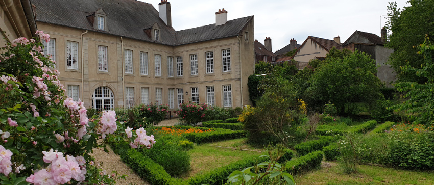 Guided tour «The symbolism of birds» at the Natural History Museum of ...